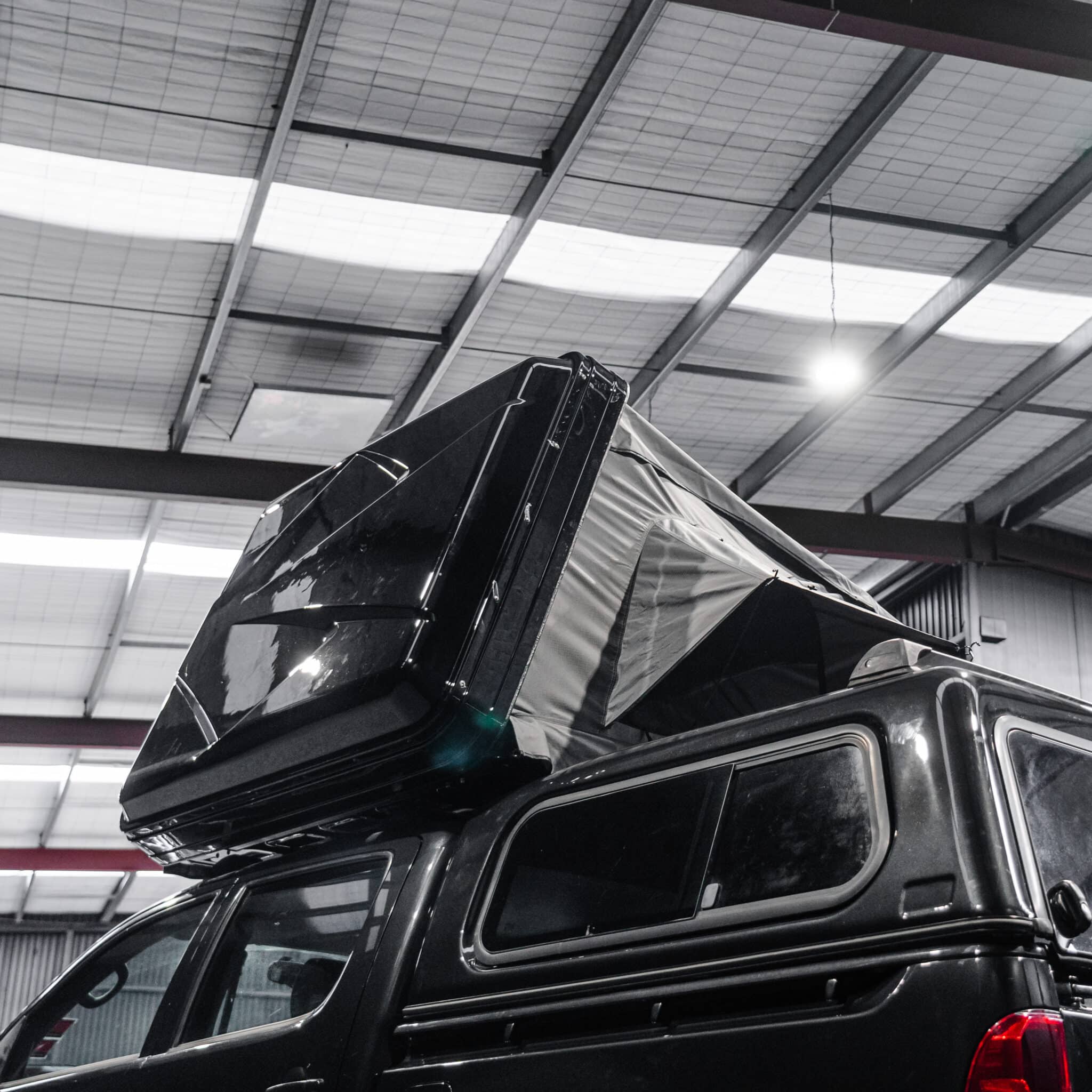 Defender Off-Road Cantilever Hard Shell Rooftop Tent - NZ Motors Limited